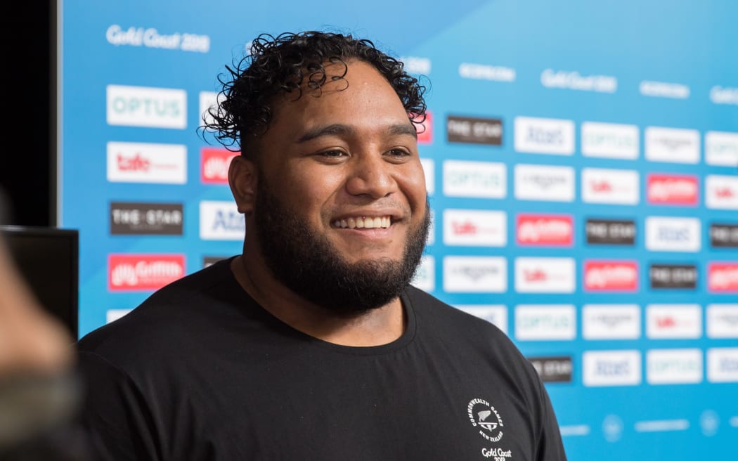 David Liti wins weightlifting gold and sets Games record | RNZ News