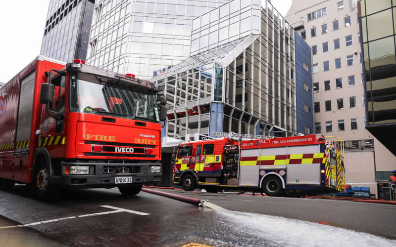 Building flooded in central Wellington after pipe bursts | RNZ