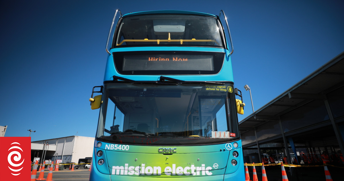 Two robbed, threatened at Blockhouse Bay bus stop | RNZ News