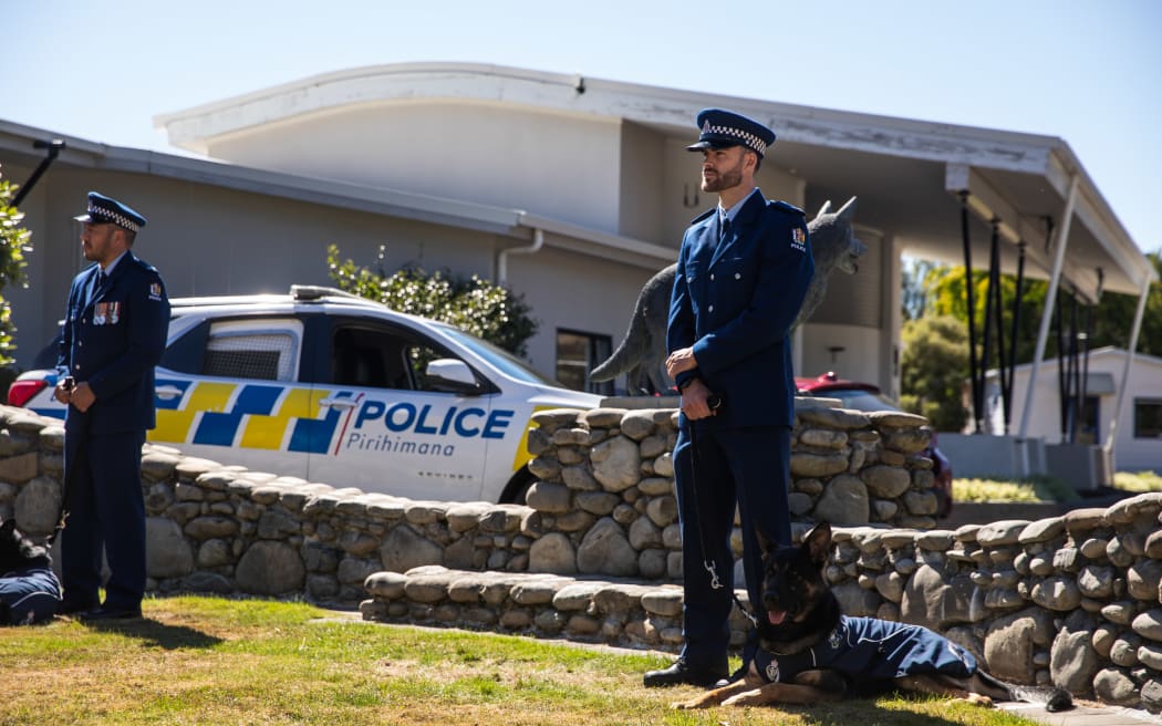 Watch: Latest police teams graduate from Dog Training Centre | RNZ News