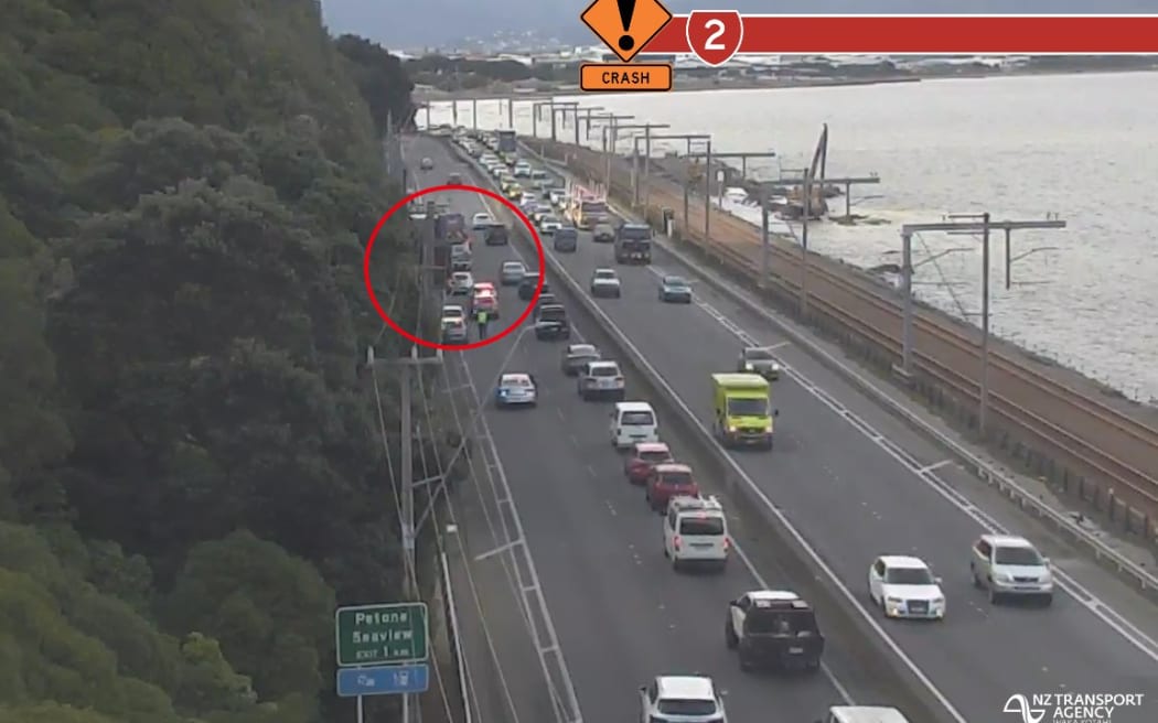 Truck crash delays traffic on SH1 and SH2 near Wellington | RNZ News