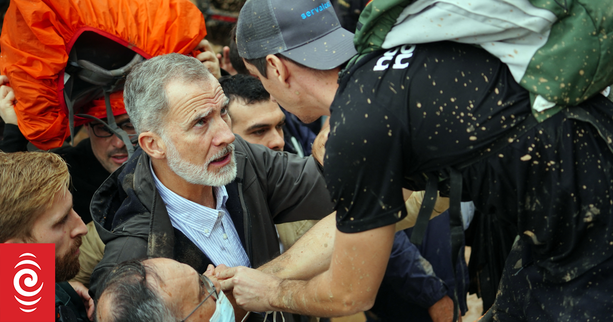 Angry crowds boo and throw eggs at Spanish king as he visits flood-hit ...