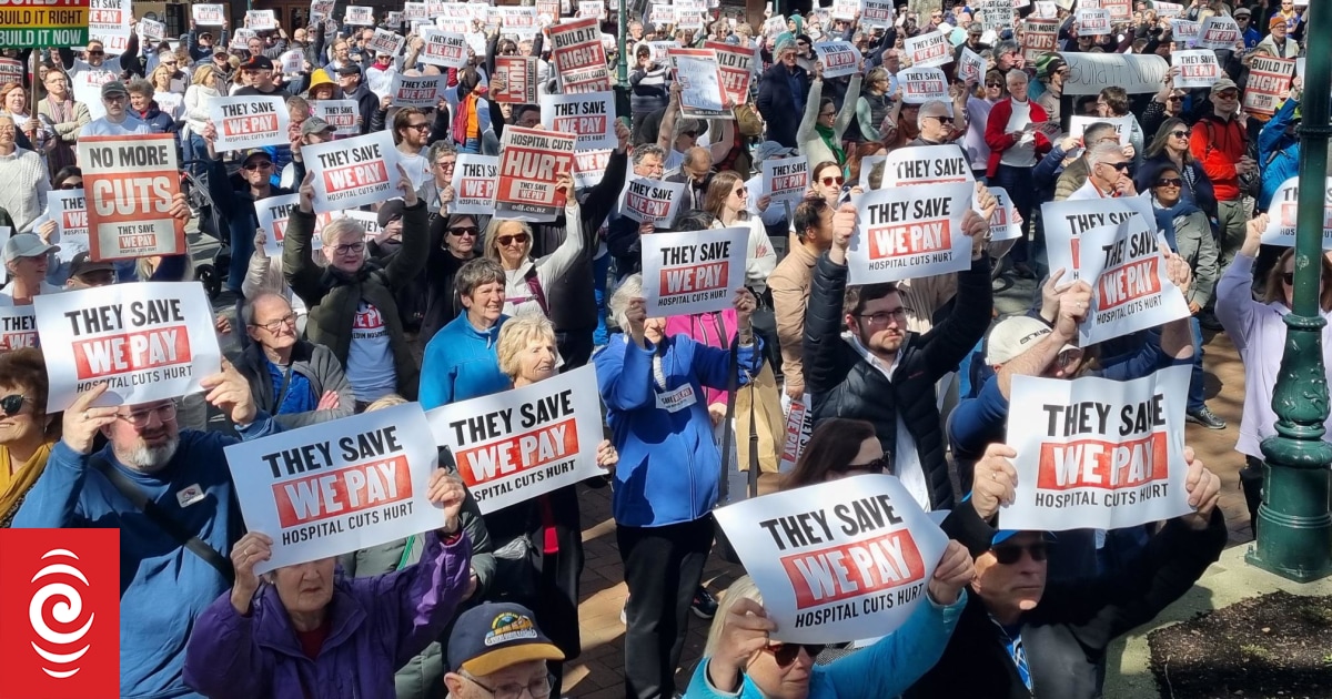 Thousands protest over health system in Dunedin and Westport | RNZ News