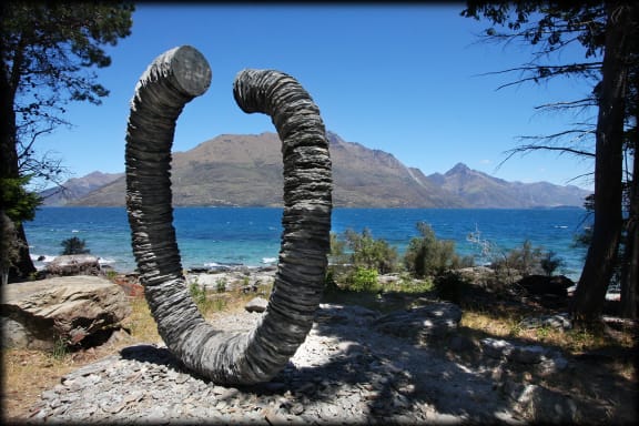Sculptor Shane Woolridge inspired by stone | RNZ