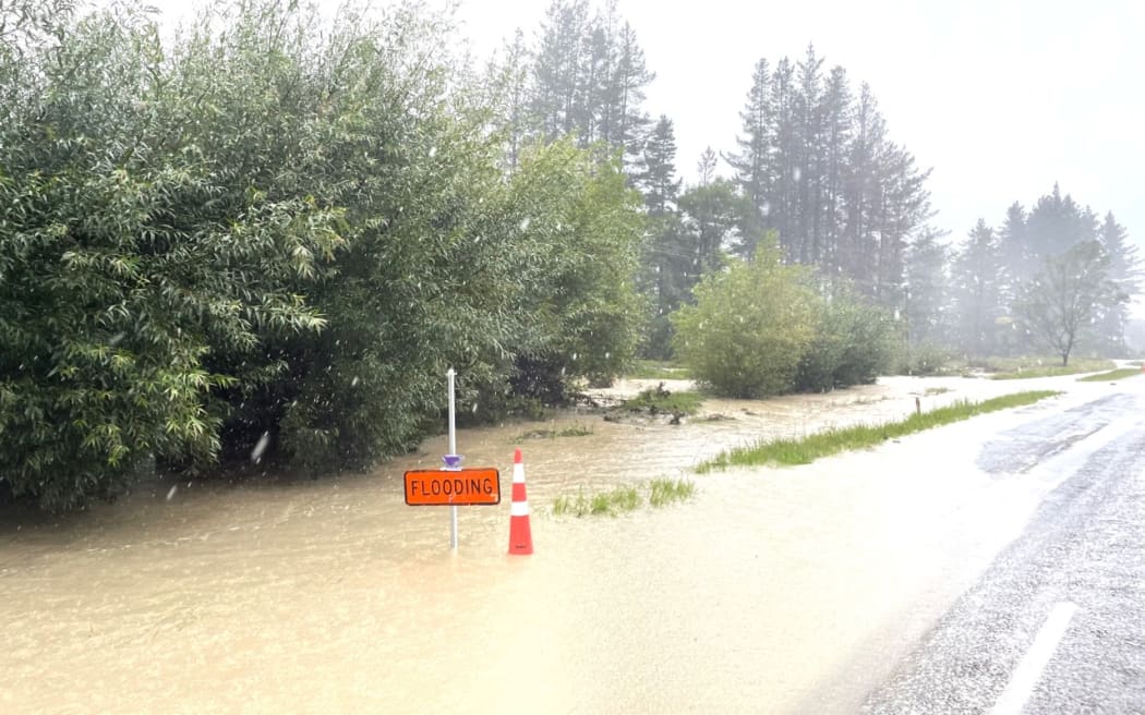 More rain to come for flood-ravaged areas of North Island | RNZ News