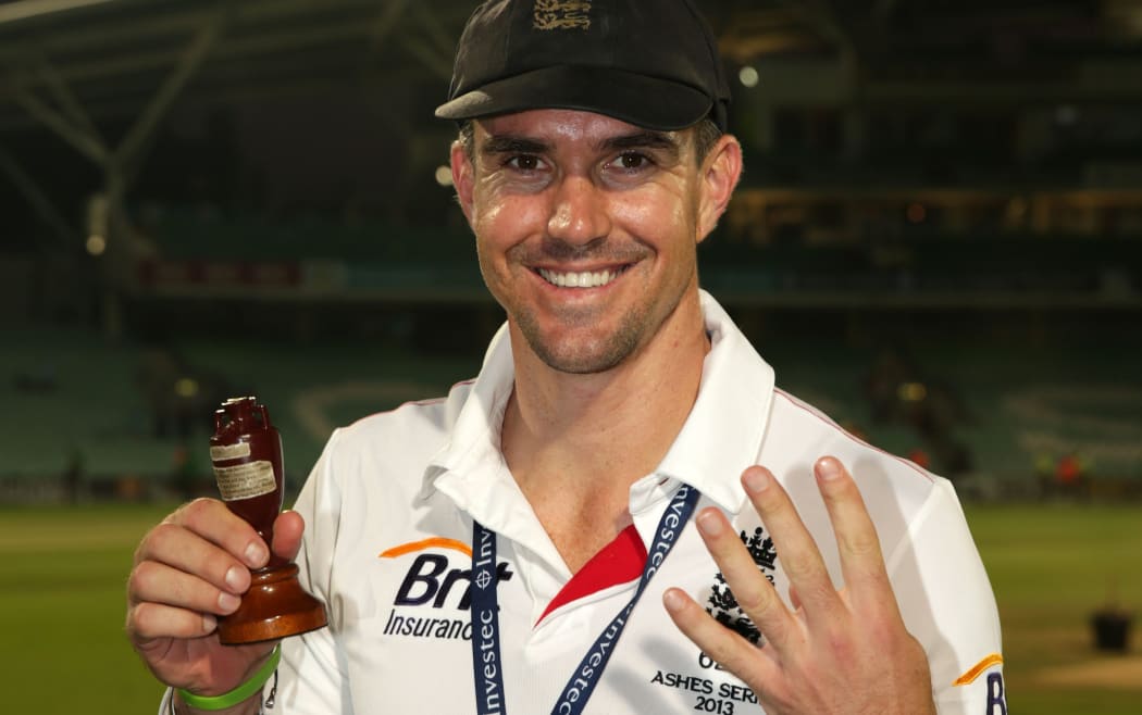 England's Cook feels heat from Pietersen, Botham | RNZ News