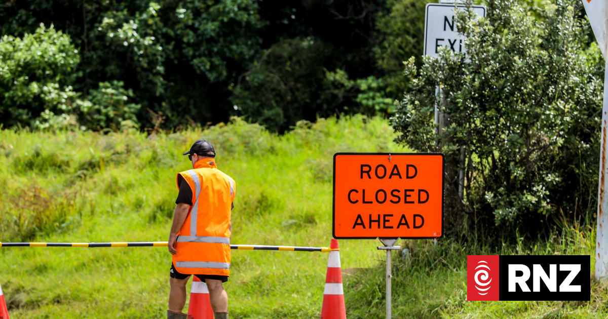 Piha residents divided over Easter road access | RNZ