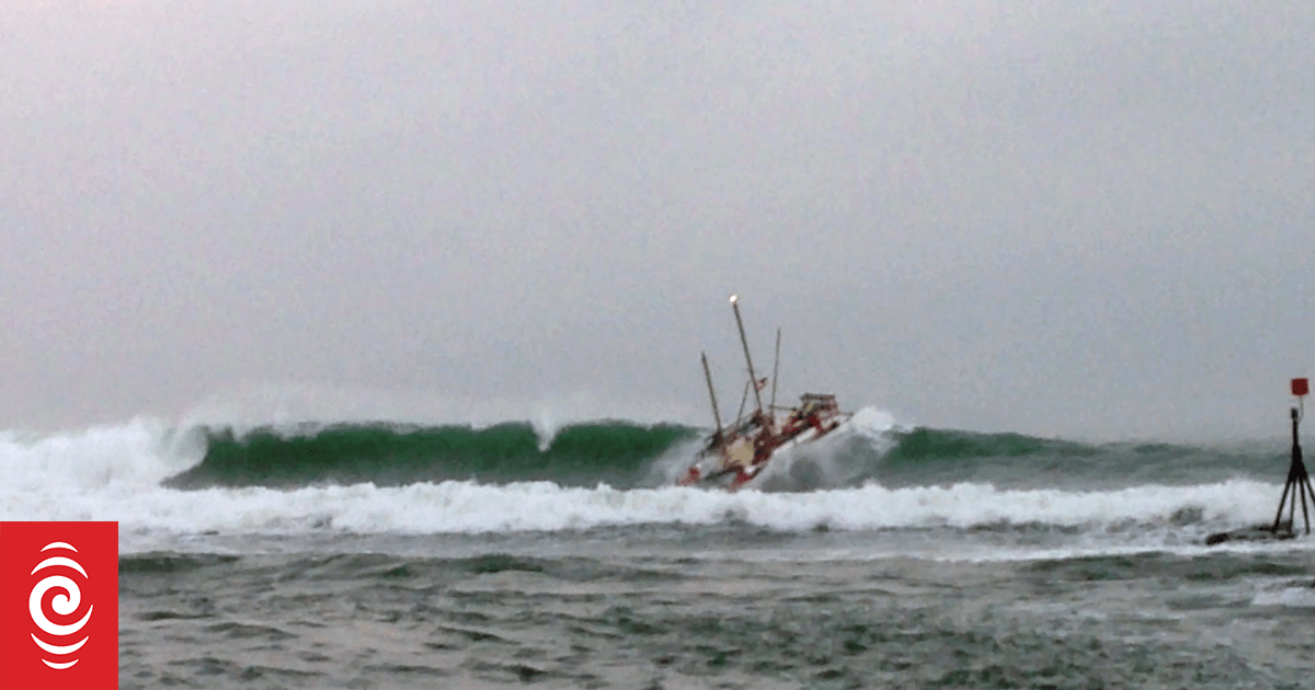 Waka skipper fined for harbour bar capsize | RNZ News