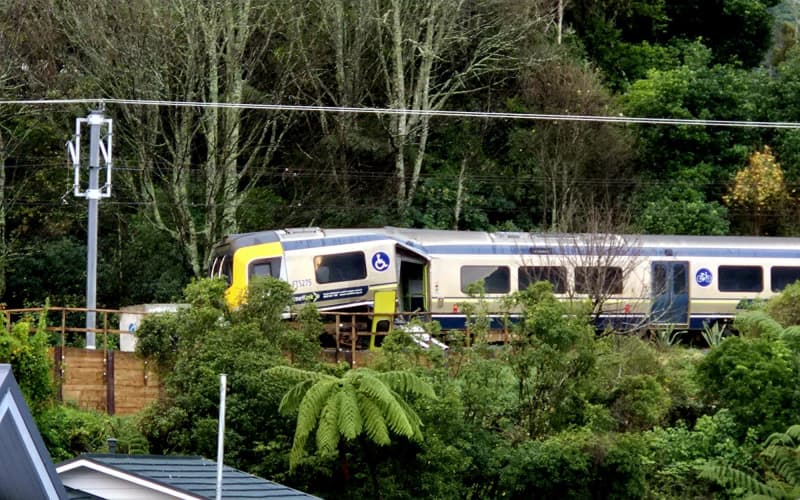 Wellington train crash: Investigators begin work at site | RNZ