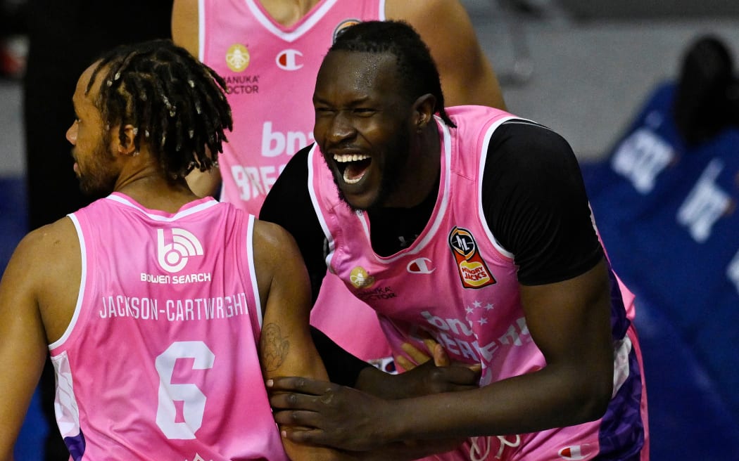 Breakers hold on to notch important win over JackJumpers | RNZ News