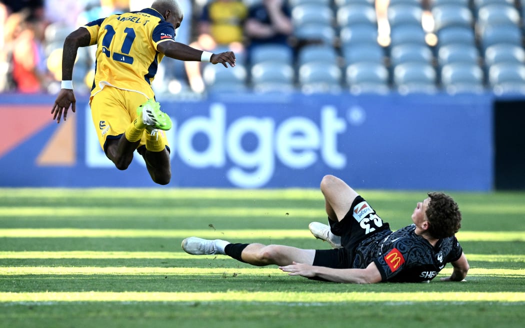 Recap: Wellington Phoenix vs Central Coast Mariners FC | RNZ News