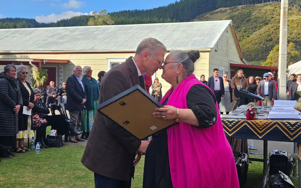 Apology for 'immense harm' as Whanganui iwi sign landmark deal | RNZ News