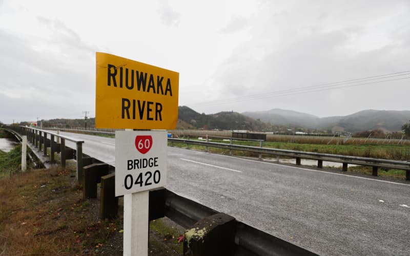 Heavy rain and road closures hit holiday travellers | RNZ