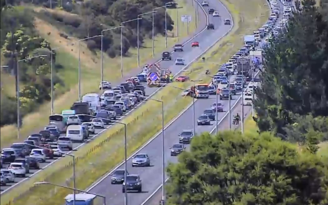 Lanes reopen on Auckland's Southern Motorway; expect delays | RNZ News
