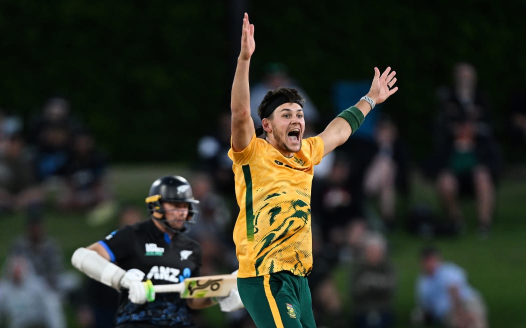 Black Caps beaten by South Africa in first T20 | RNZ News