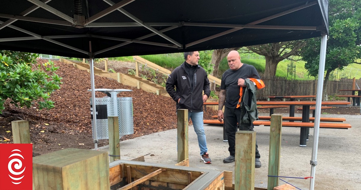 Hangi Master Rewi Spraggon builds new pits on Mangere Mountain | RNZ