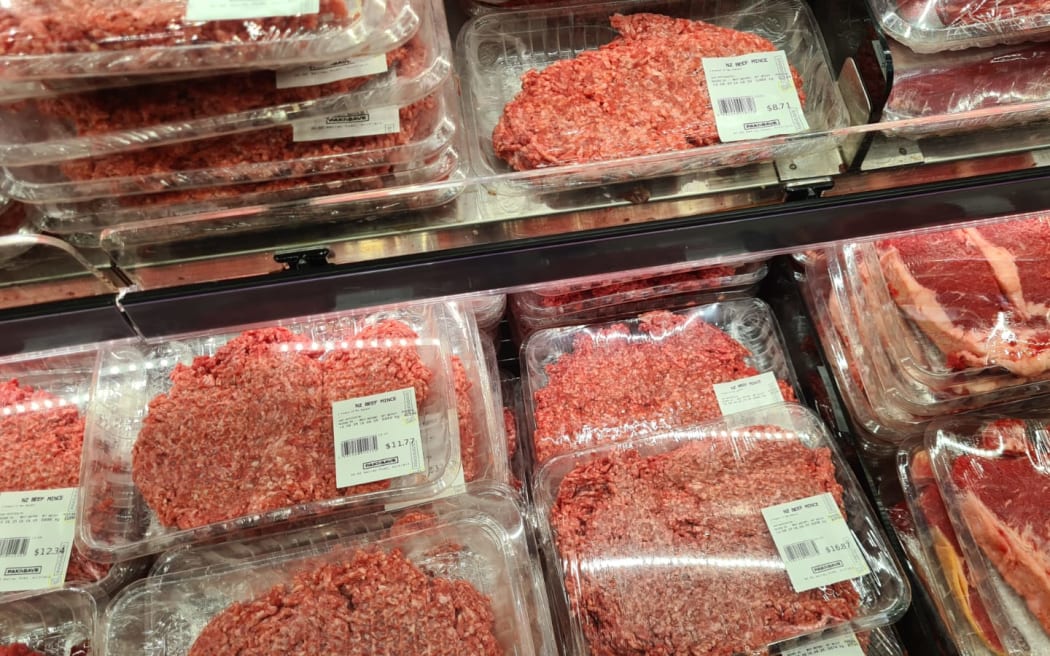 Shoppers struggle with rising costs of meat and veges | RNZ News