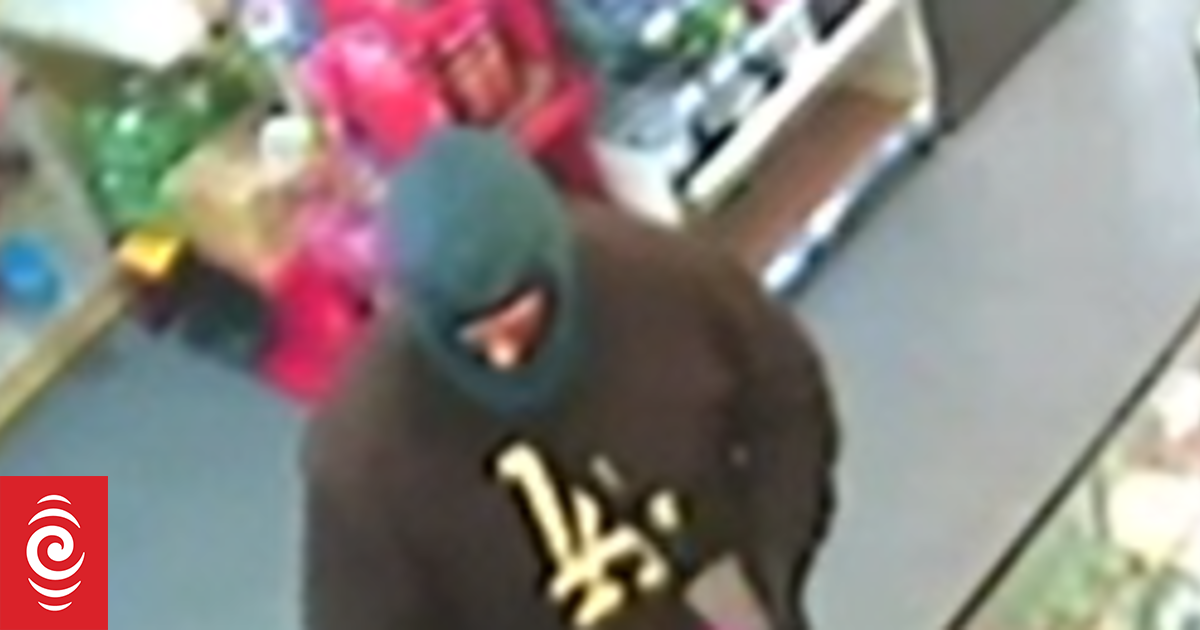 Police Seek Axe Wielding Robbery Suspect In Hastings Area Rnz News