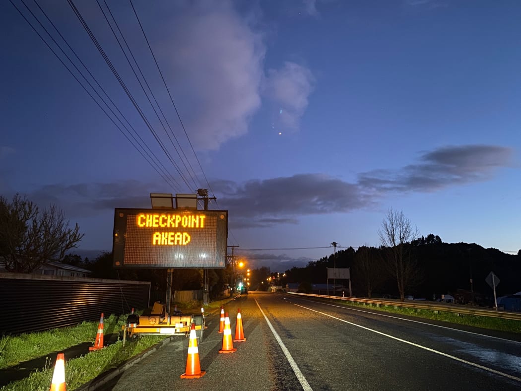 Covid-19: Checkpoint stickers for Northland border snapped up | RNZ News