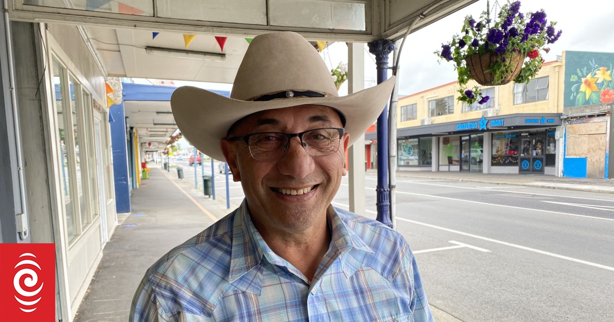 Outgoing mayor Ron Mark won't rule out Beehive return | RNZ News