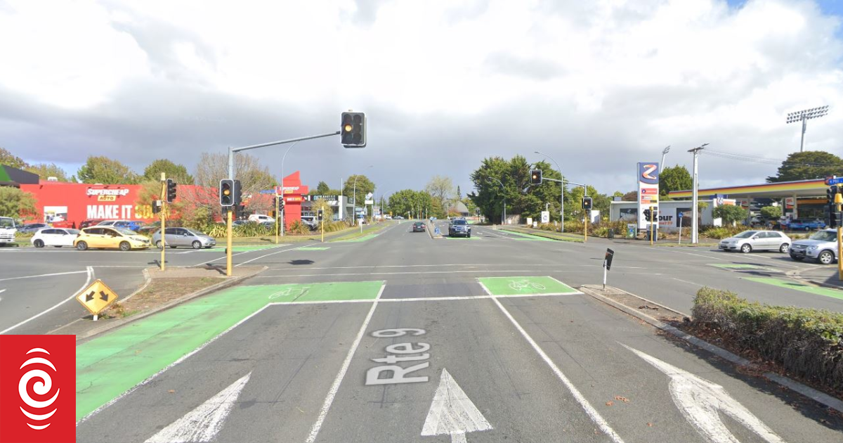 Serious crash closes major Hamilton intersection | RNZ News