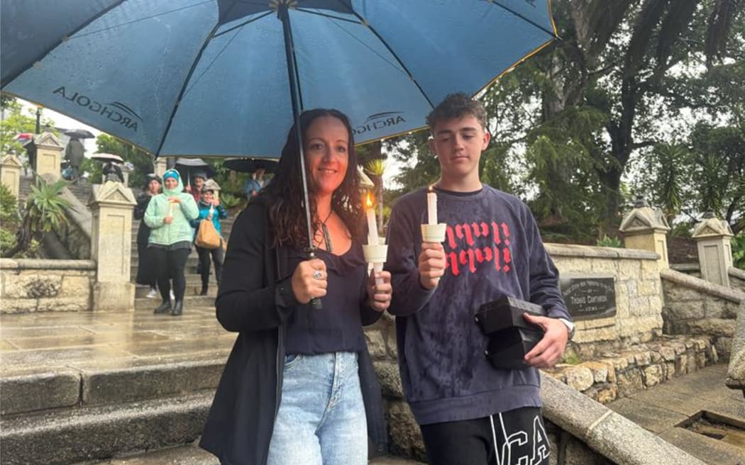 Thousands of people gather at vigil for slain police officer in central ...