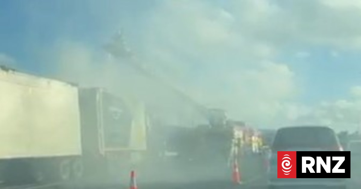 Truck fire that blocked lanes on Auckland motorway extinguished | RNZ