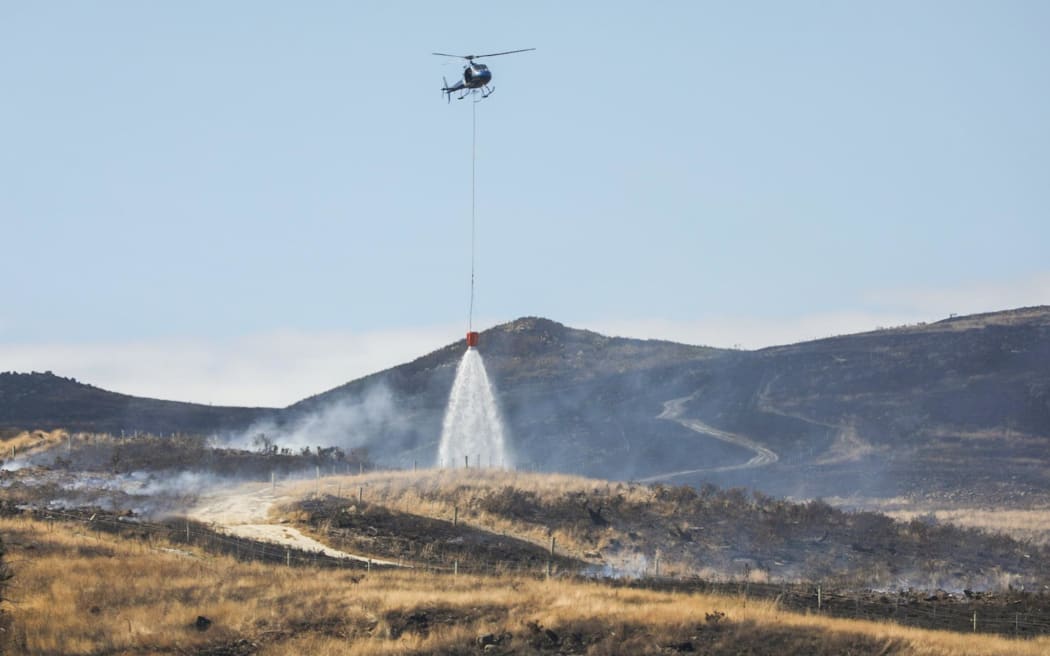 In pictures: Port Hills fire burns for third day | RNZ News