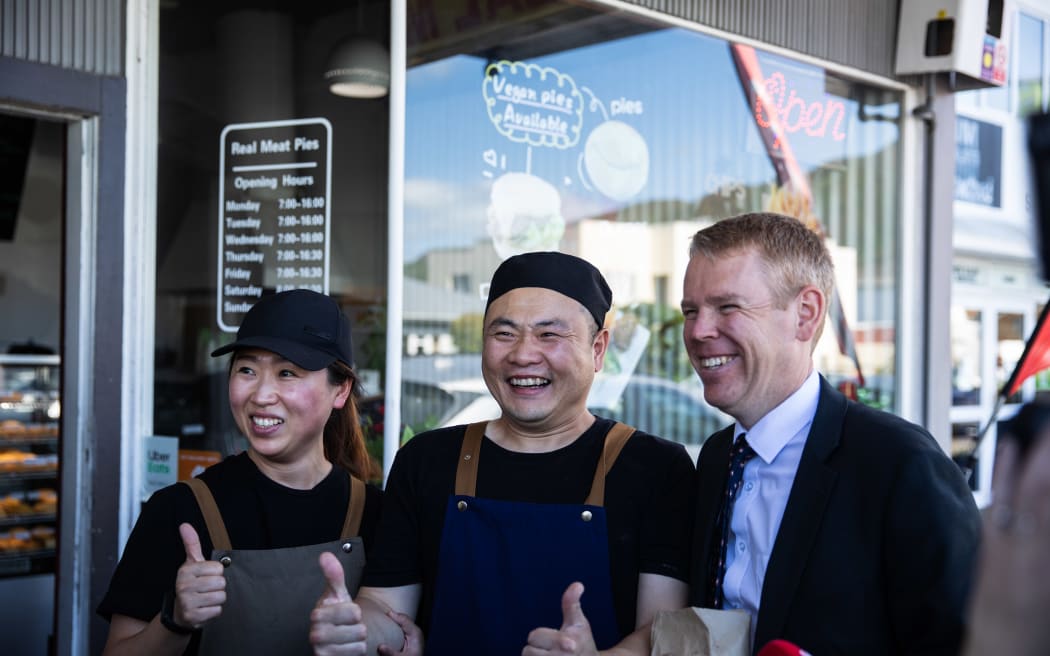 Hipkins and Luxon hit the road: A taste of campaign 2023 | RNZ News