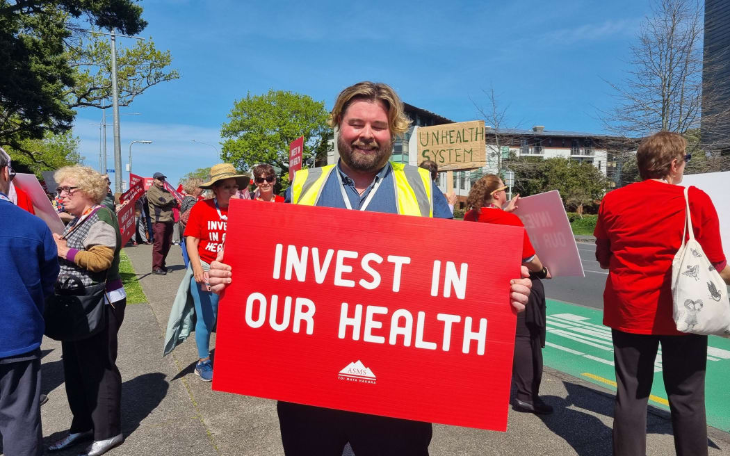'Utterly demoralising' - doctors strike over pay and conditions | RNZ News