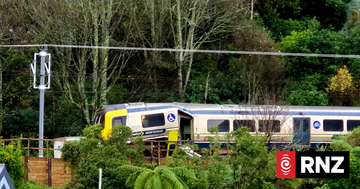 Wellington train crash: Investigators begin work at site | RNZ