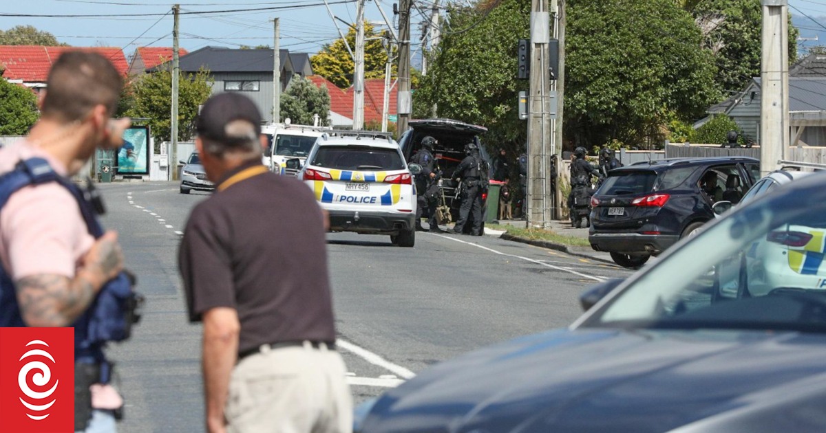 Man arrested in Lower Hutt after hours-long police standoff | RNZ News