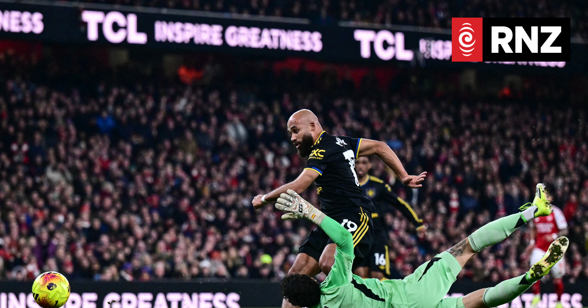 Manchester United stun leaders Arsenal to open up title race | RNZ News