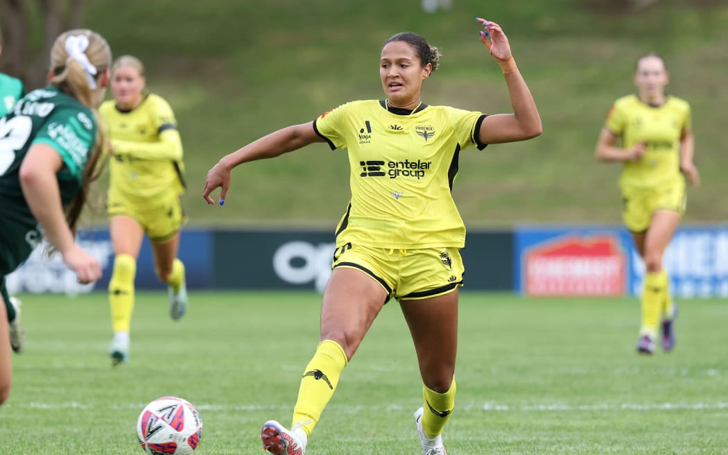 Phoenix grab first points thanks to McCutcheon goal | RNZ News