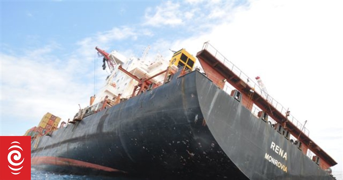 Council considering leaving Rena on reef | RNZ News