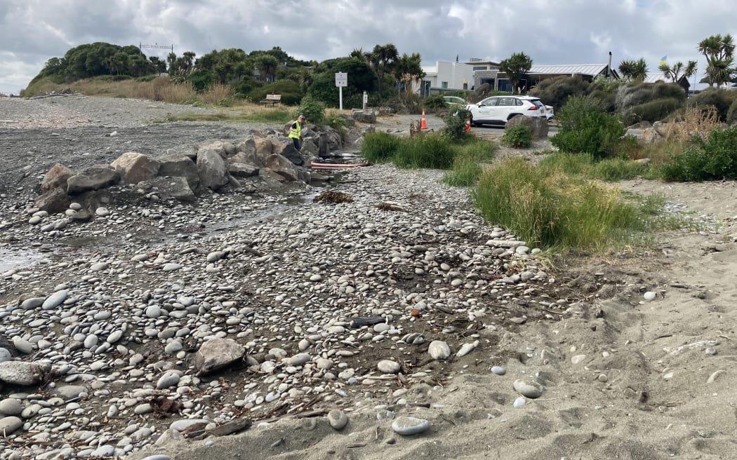 Oil spill at Timaru beach contained | RNZ News