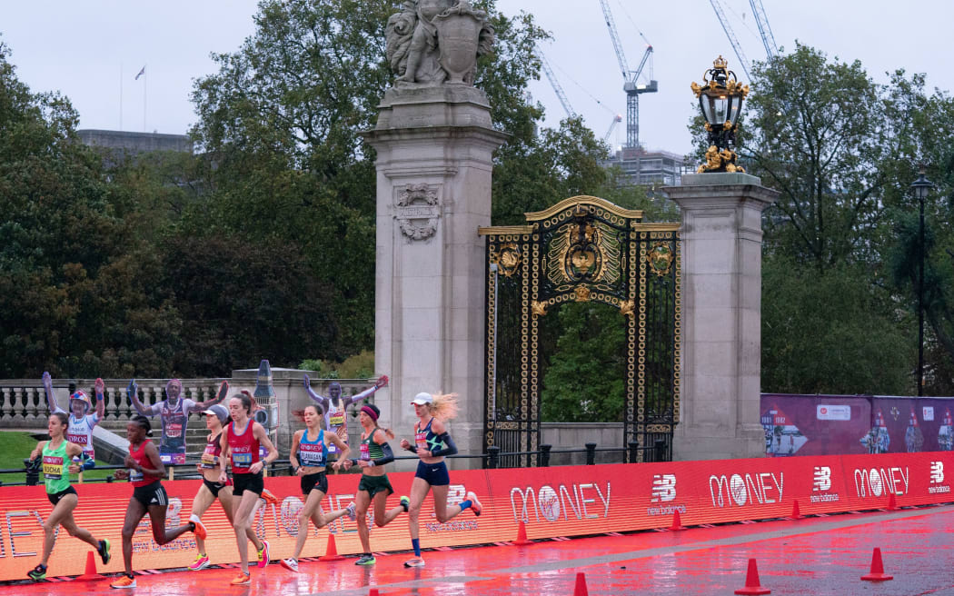 London Marathon runner dies after collapsing during race | RNZ News