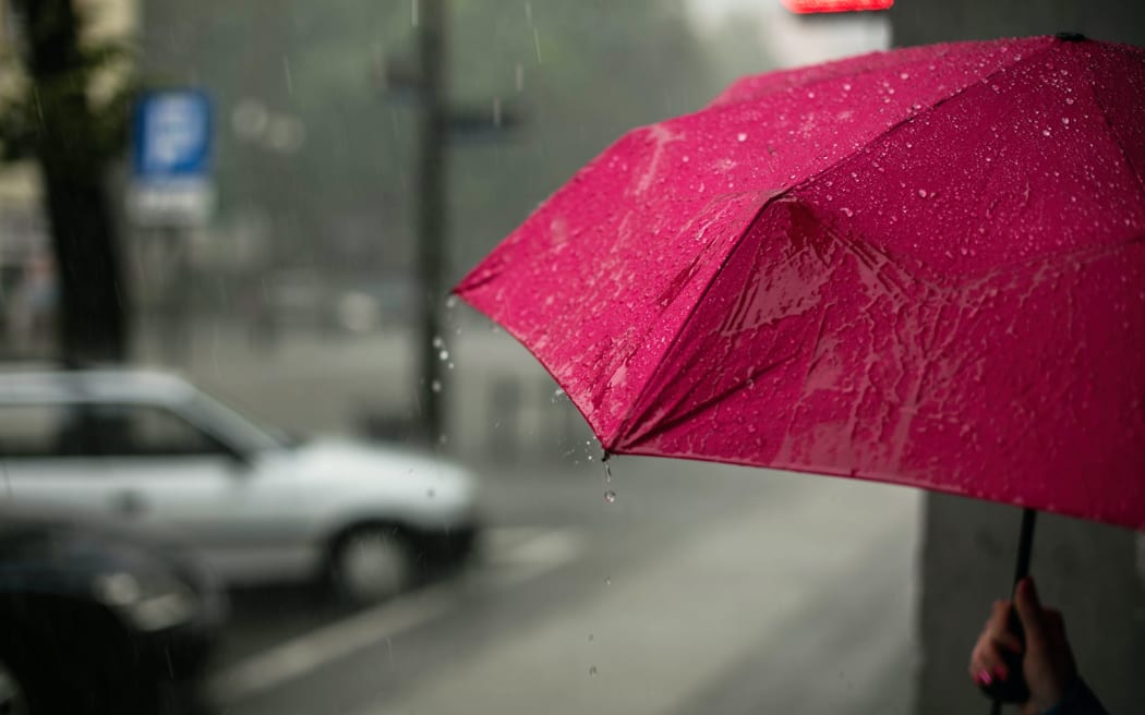 Weather: Wind and rain to continue, with snow now too | RNZ News