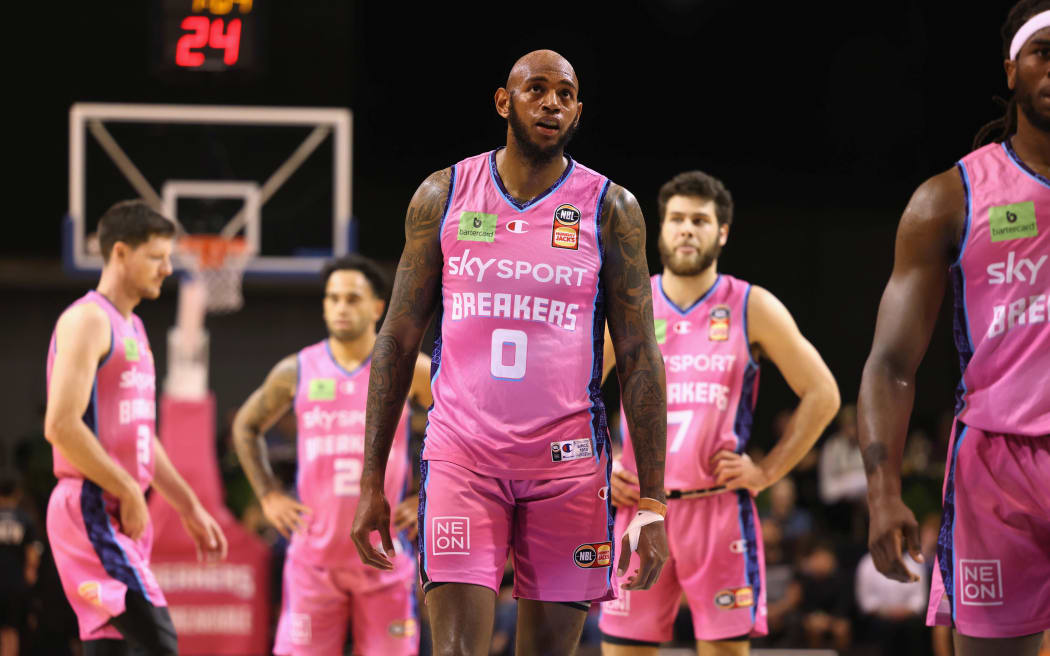 Breakers pipped by one in dramatic fashion | RNZ News