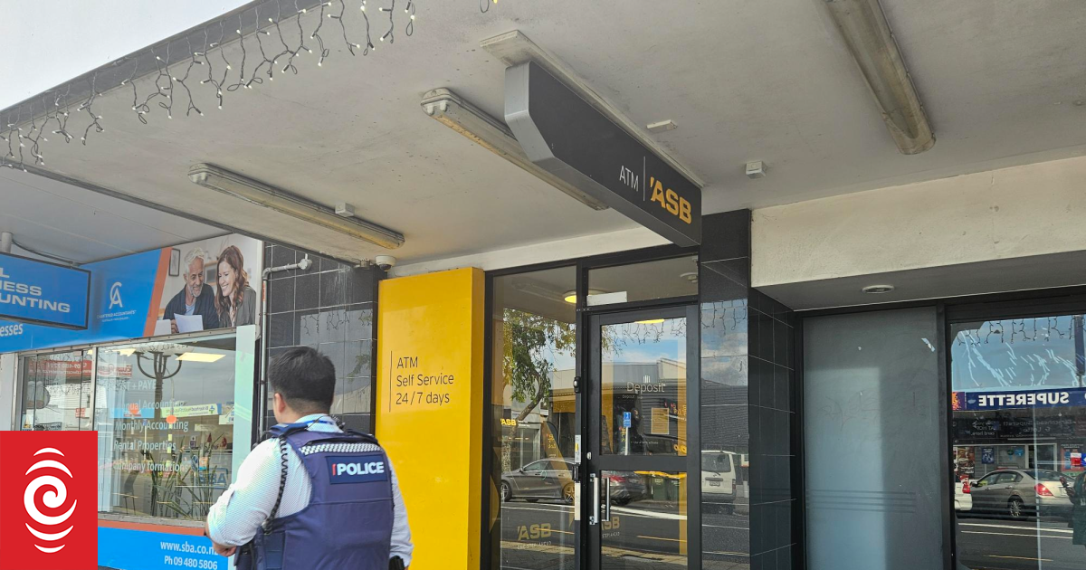 Man still on run after after robbing van delivering cash to ATM | RNZ News