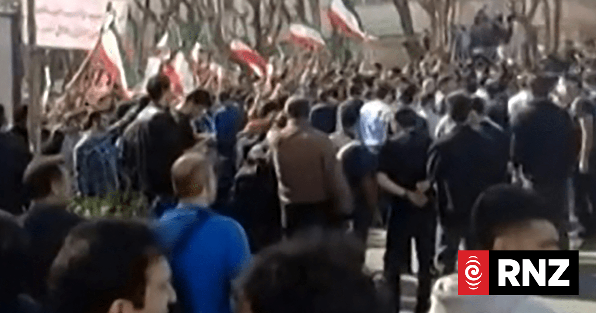 Iranian students chant anti-government slogans, as US threats loom ...