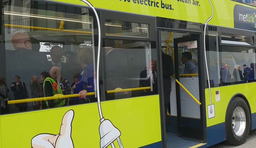 Armed police search bus in central Wellington | RNZ News