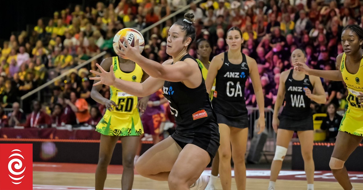 Silver Ferns shooters pay price for fitness failures | RNZ News