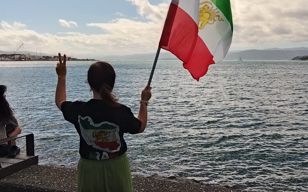 Iranian diaspora form human chain on Wellington waterfront | RNZ News