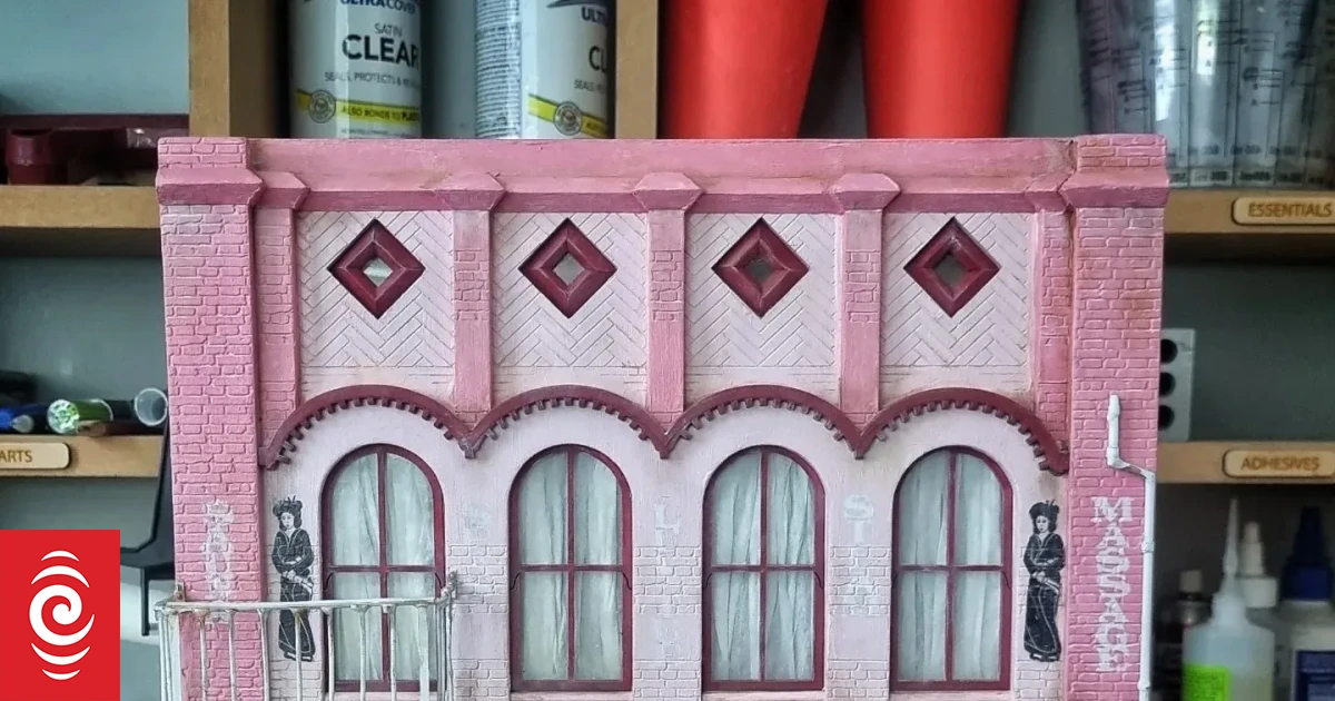 Scratch artist reinstates pre-quake Chch buildings in miniature | RNZ