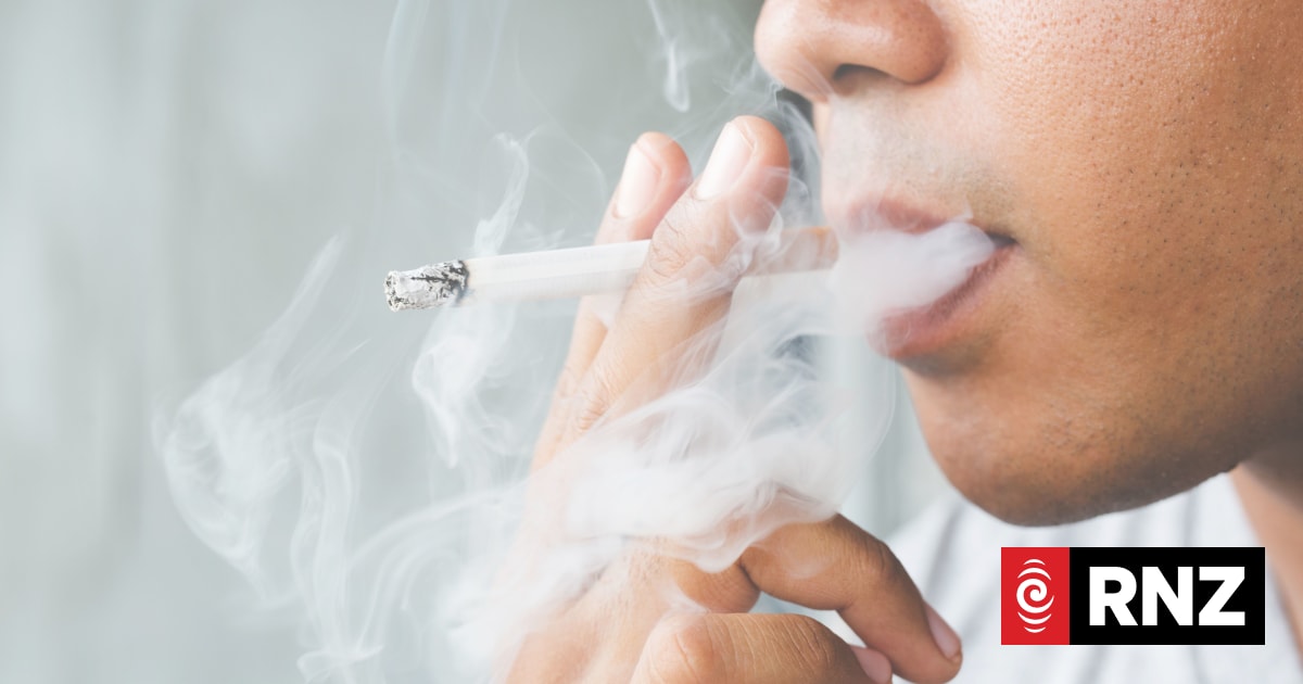 Daily smoking numbers plateau, slight increase in vapers | RNZ