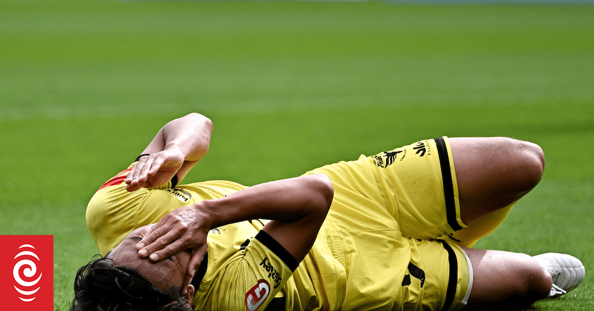 Phoenix crushed by Victory in A-League clash in Melbourne | RNZ News