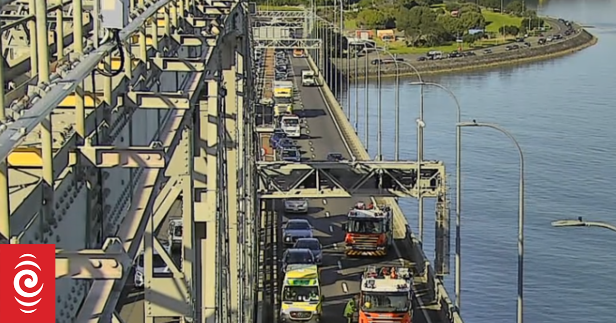 Four people injured after serious crash on Harbour Bridge | RNZ News