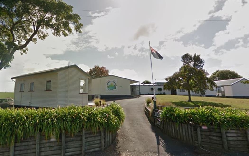 Fallen trees close roads in Hamilton | RNZ News