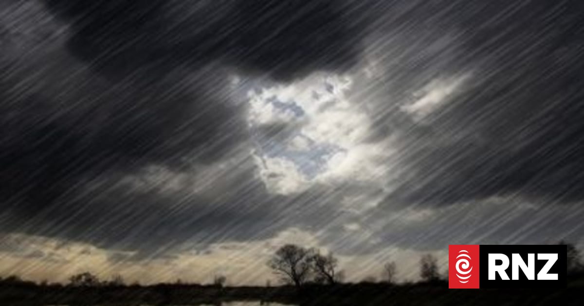 Summer thunderstorms roll in | RNZ